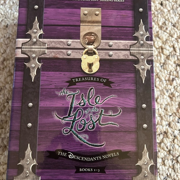 Disney | Other | Disney Descendants Treasures Of The Isle Of The Lost ...